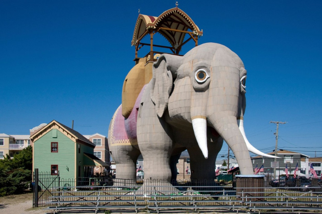 Slonica Lusi - spektakl za turiste