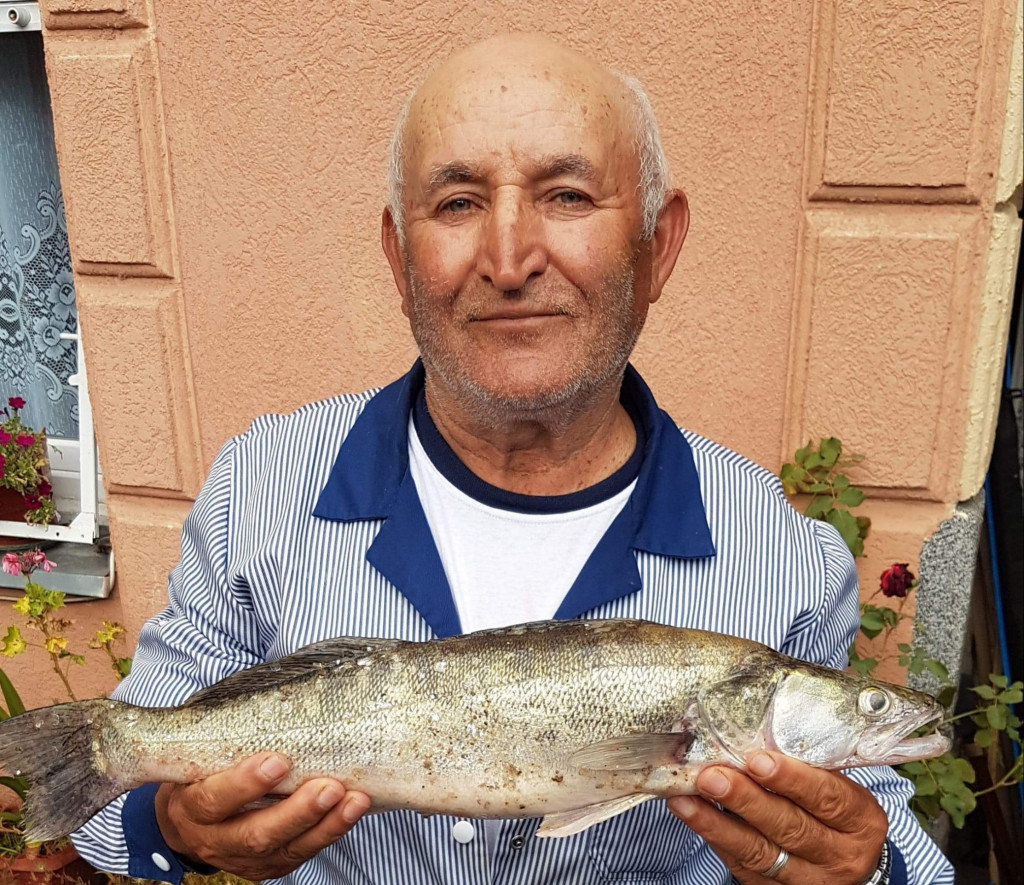 Pola veka ribolovac: Čika Gacijev najveći ulov - tolstolobik od 14 ...