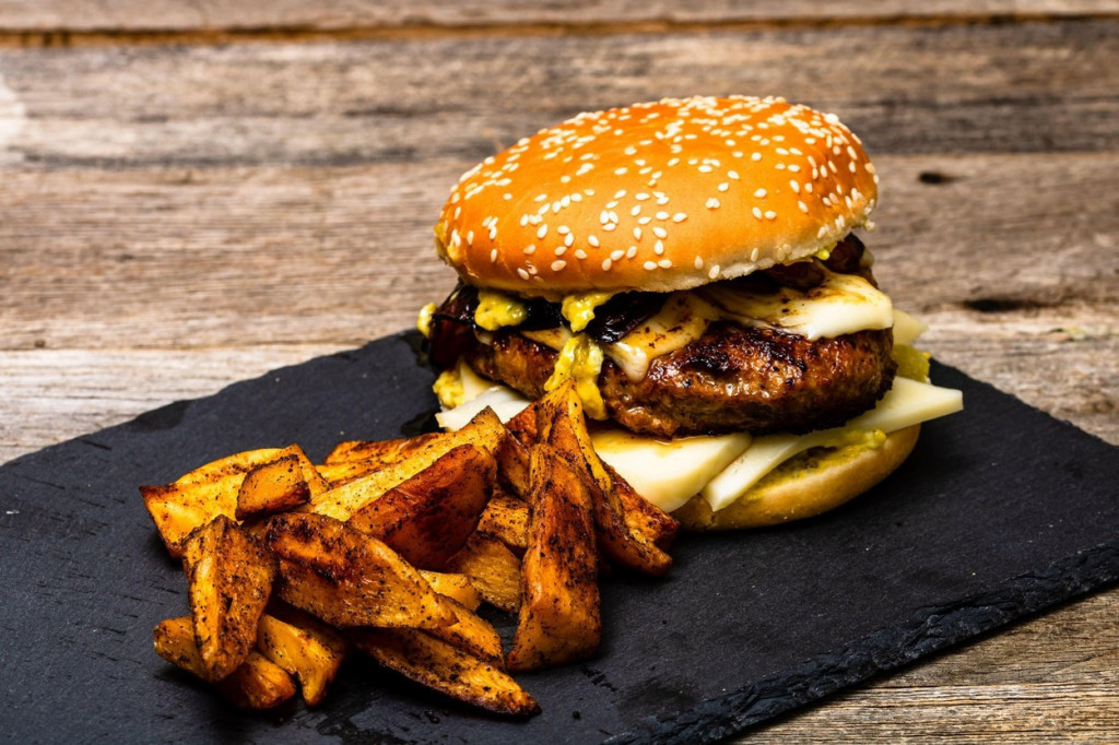 Recept dana: Burger sa čedar sirom