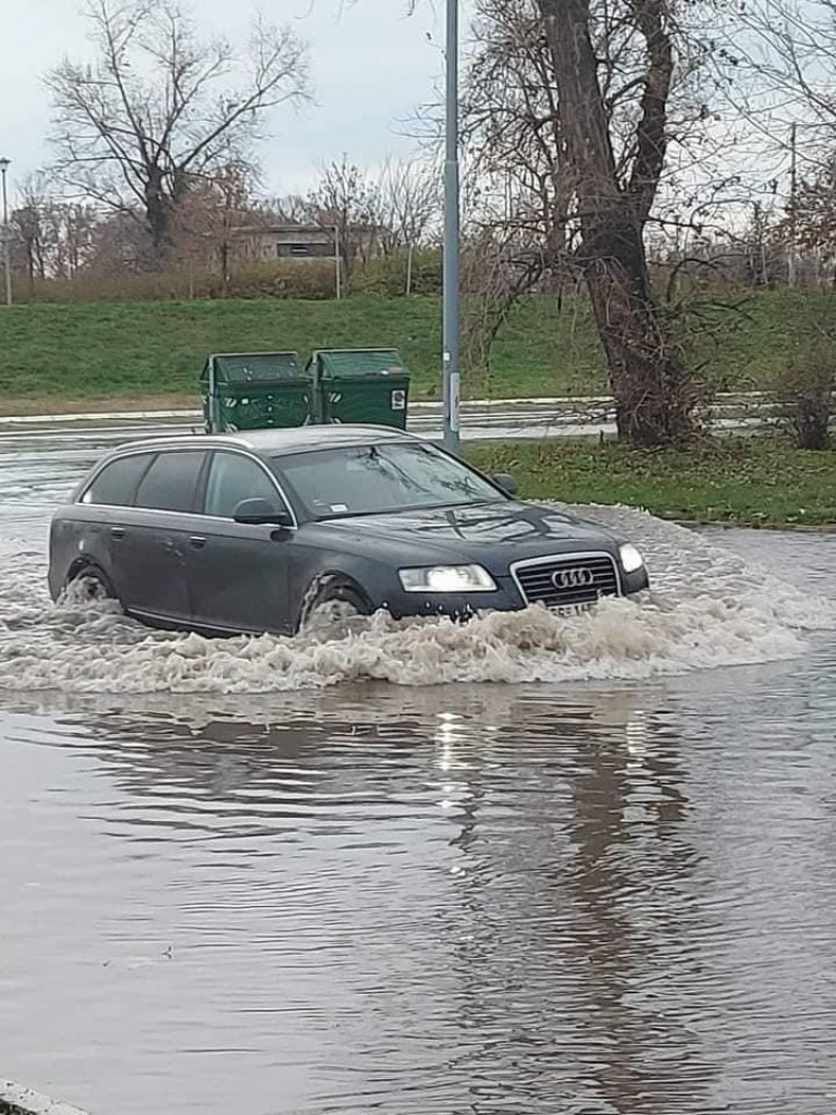 Automobili "plivaju" na Novom Beogradu: Pukla cev u Nehruovoj ulici (FOTO)