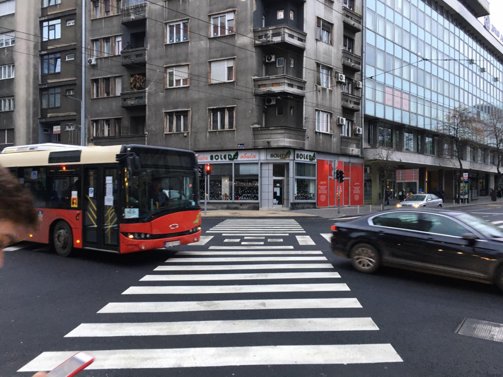 Udes u centru Beograda: Sudar automobila i trolejbusa napravio zastoj u saobraćaju (FOTO)