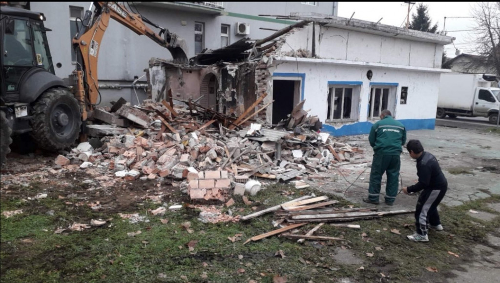 Divlja gradnja u Surčinu: Srušena dva bespravna objekta