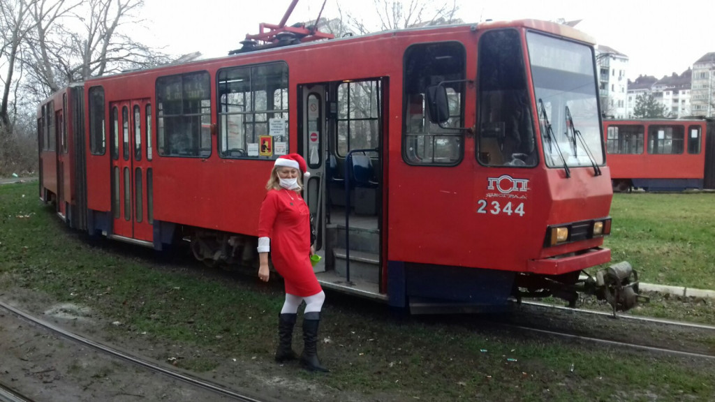 Tramvaj 9 u novogodišnjem duhu: Građane je vozila Deda Mrazica (FOTO)