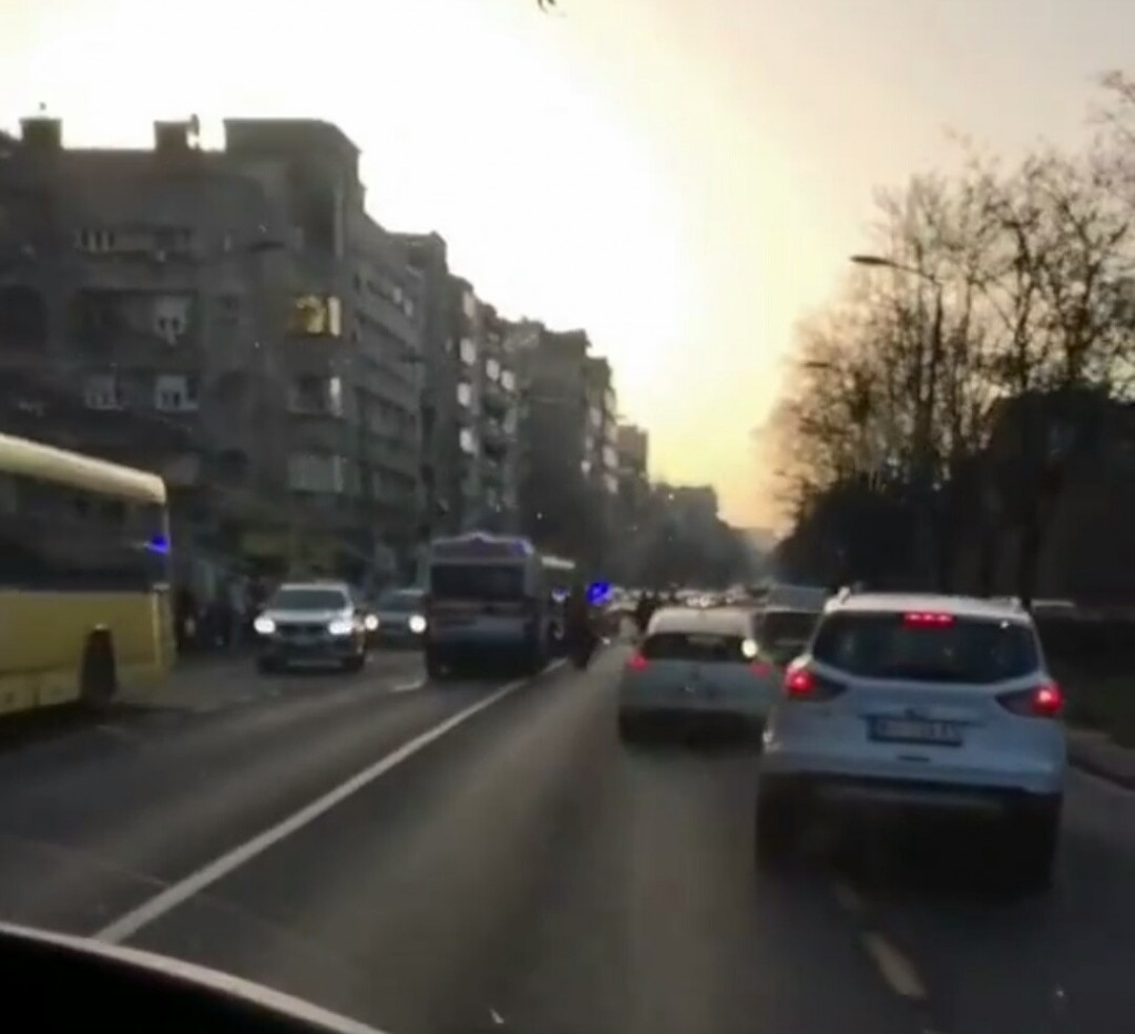 Udes u centru Beograda: Vozaču pozlilo tokom vožnje, pa se zakucao u drugi automobil