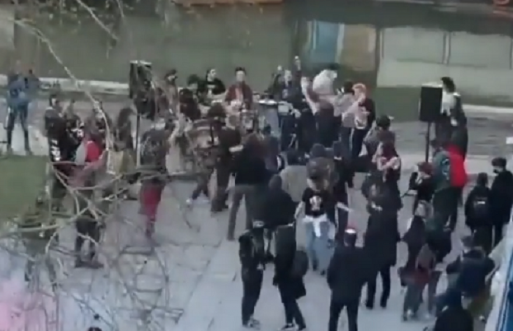 Nesvakidašnja scena ispod Brankovog mosta: Pankeri napravili žurku ...