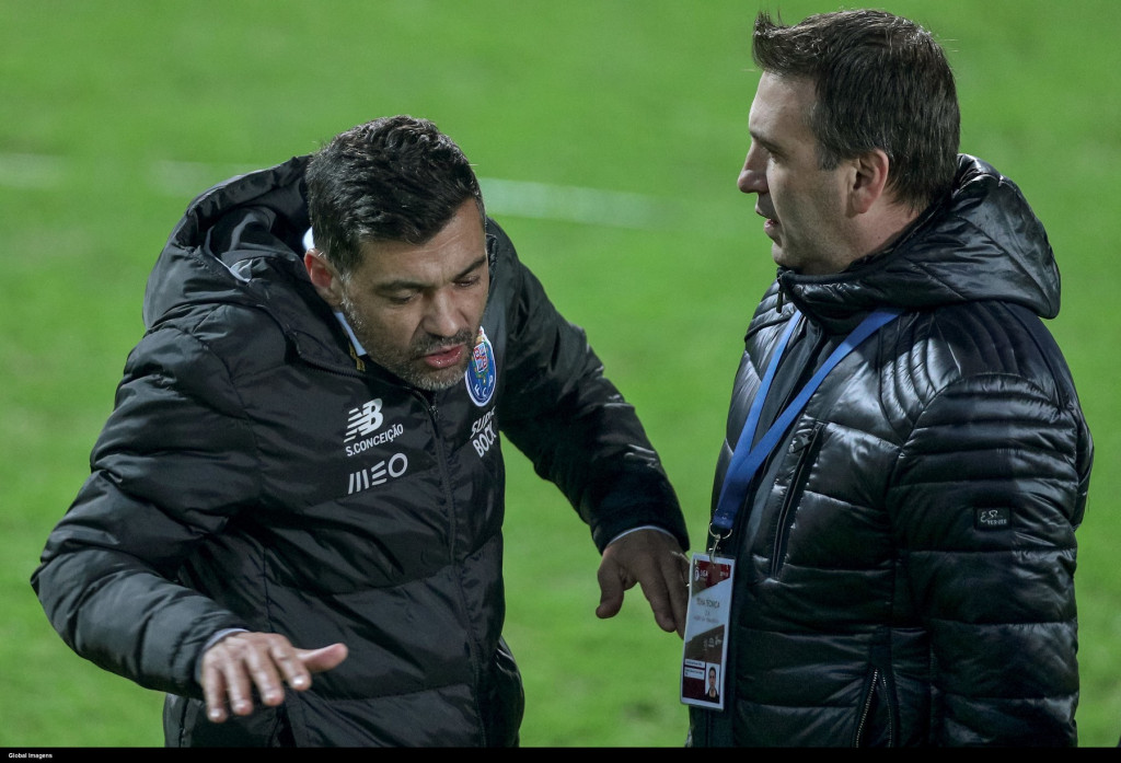 Navijači Porta kivni na trenera, kamenovali porodični automobil! Do ...