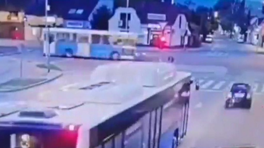Nesreća izbegnuta "za dlaku" u Novom Sadu: Projurio kroz crveno, pa se ...