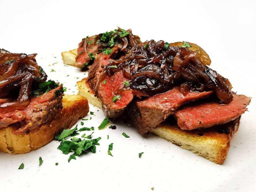 Recept dana: Taljata od bifteka na zapečenom aromatičnom tostu s ...