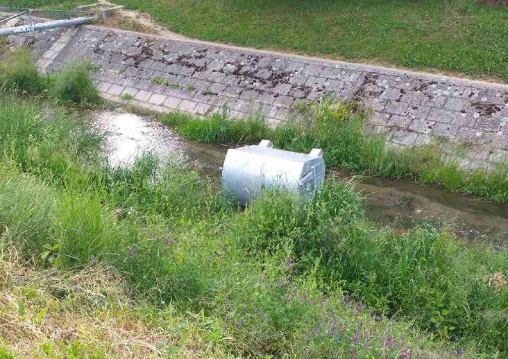 Vandali dva kontejnera gurnuli u rečno korito: Srušen i parapetni zid ...