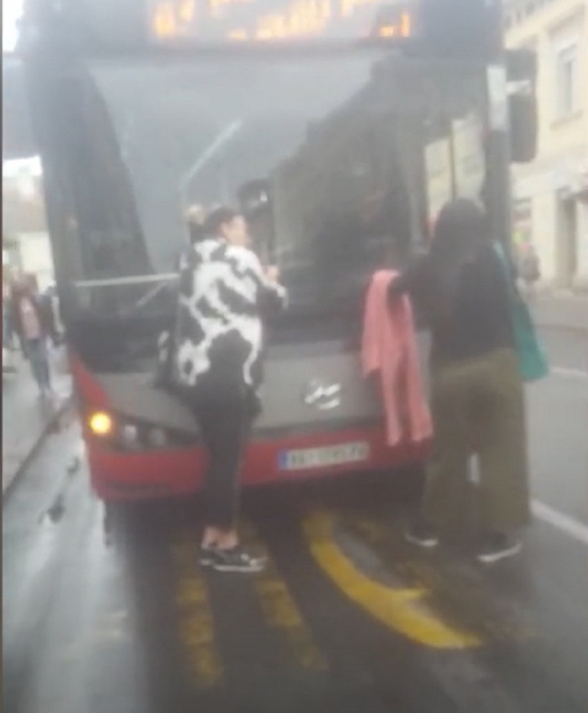 Drama u Zemunu: Žena iskalila bes na autobusu, šutirala ga i udarala ...