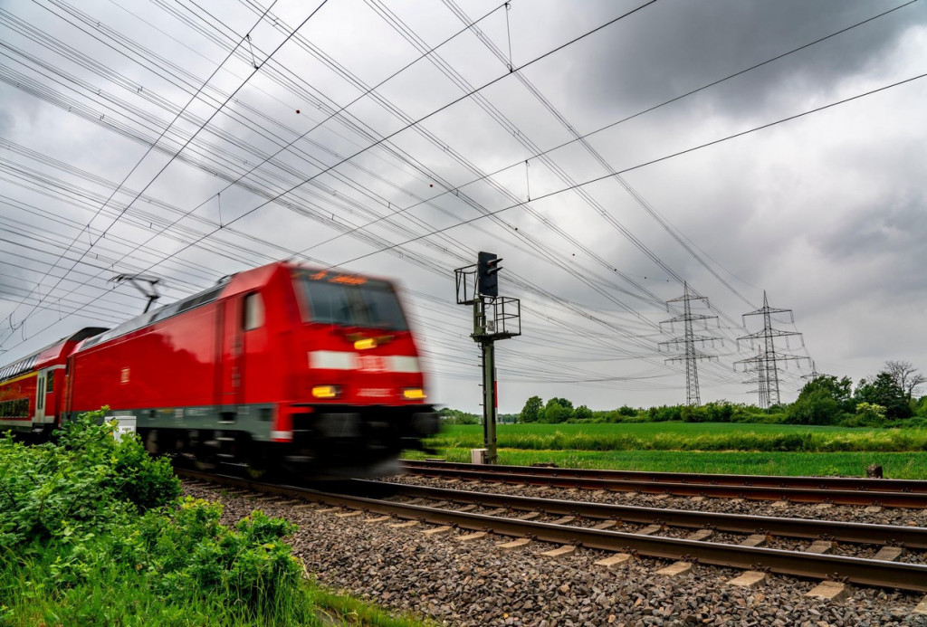 Zapalila se lokomotiva u Batajnici: Putnički vozovi su kasnili, a evo ...