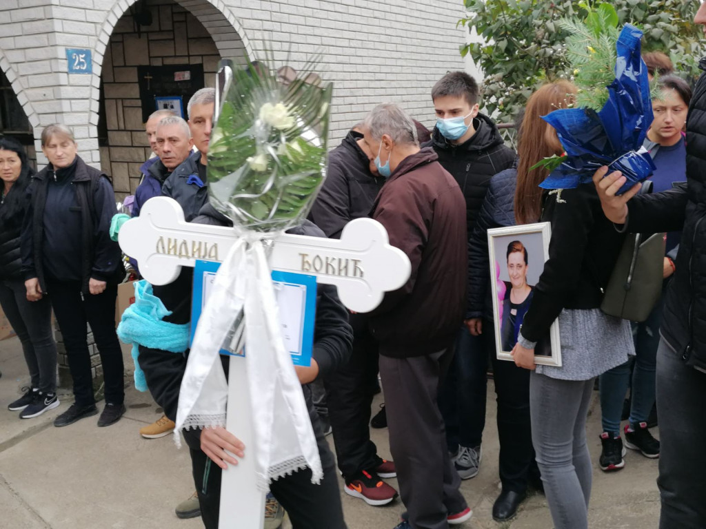 Tužna povorka krenula od porodične kuće: Đokići poslednji put ispraćeni u suzama (FOTO/VIDEO)