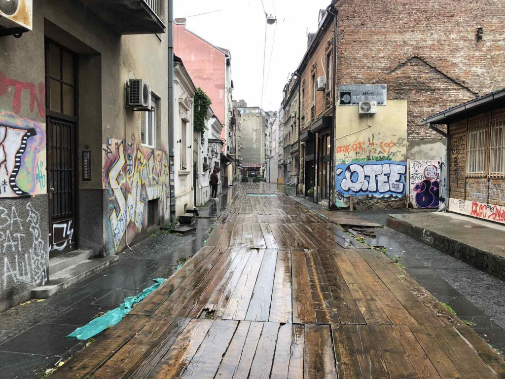 Od pešačke zone do drvene podloge pune rupa: Kako je Zetska ulica ...