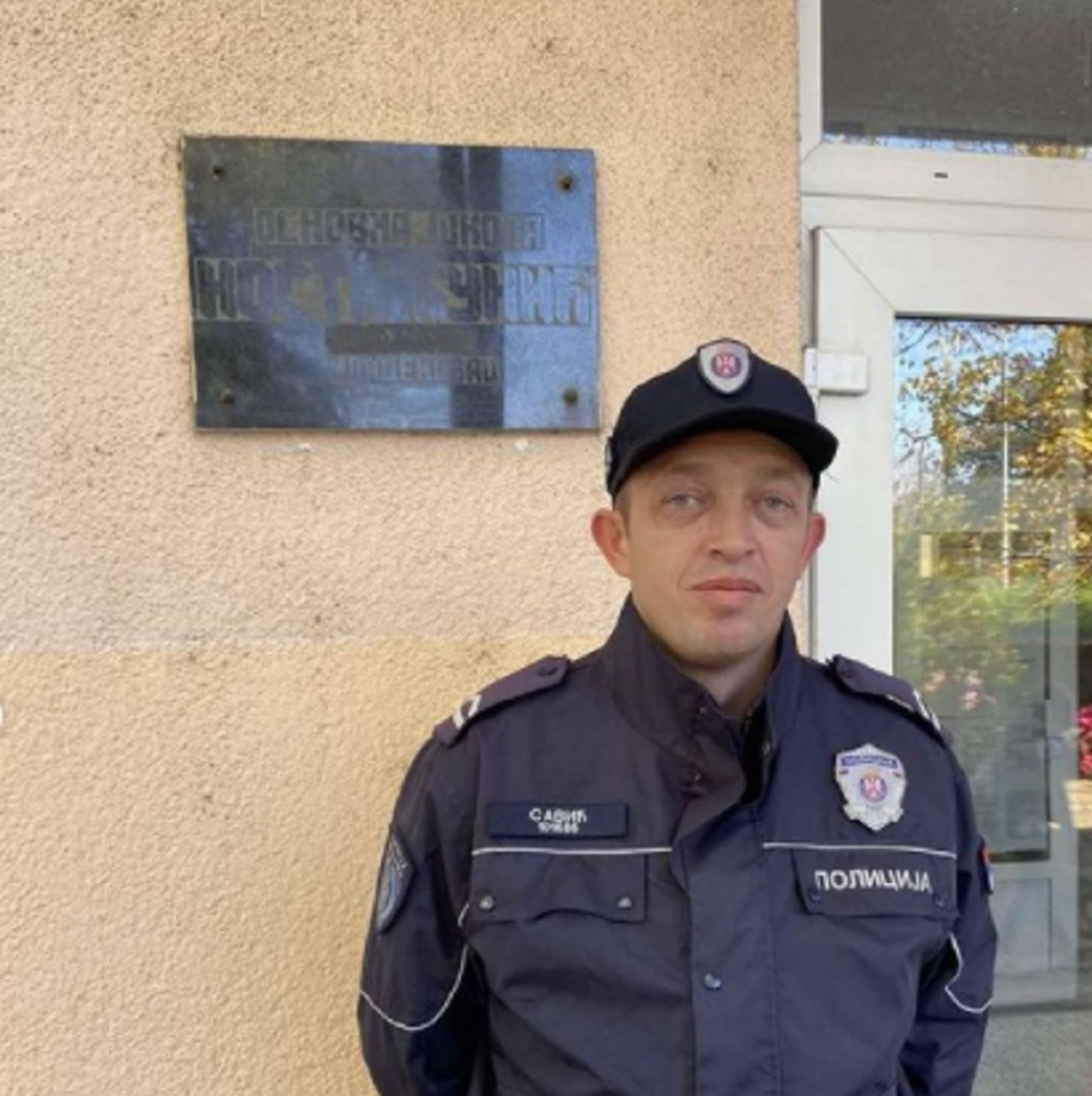 Raša je omiljeni školski policajac u Mladenovcu: Ovaj dečiji superheroj ...