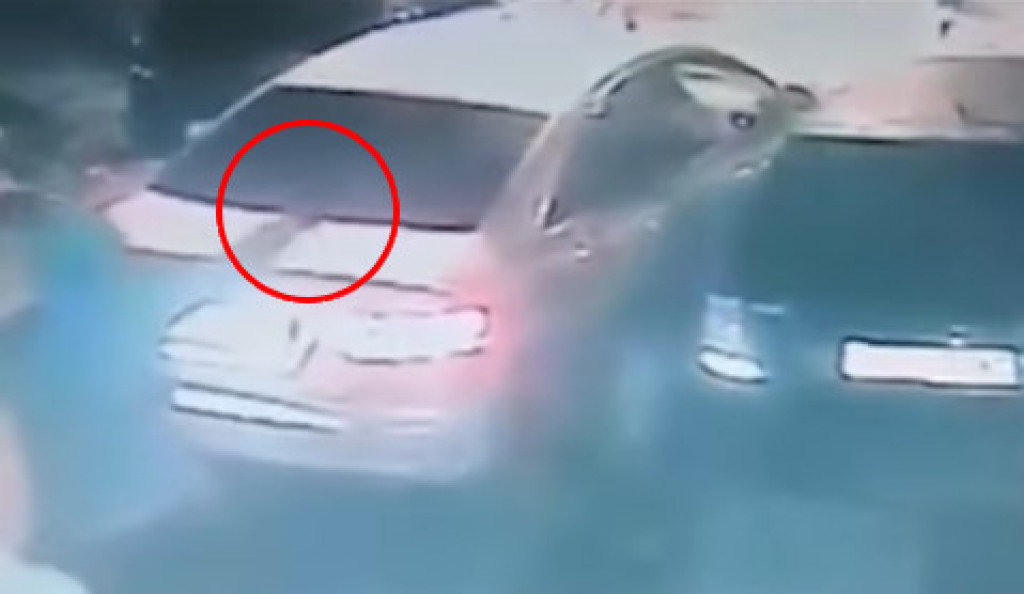 Pojavio se jeziv snimak pucnjave na Karaburmi: Nepoznati napadač ispalio rafal na mladića! (VIDEO)