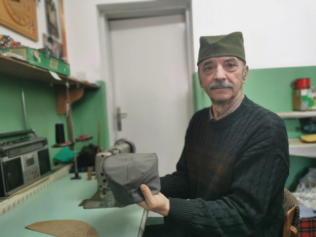 Radojica više od pola veka uz pesmu šije šajkače: Ova čuvena kapa nije ...