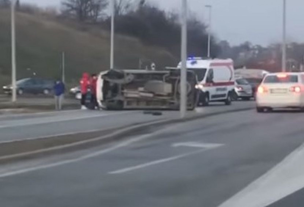 Teška saobraćajna nesreća u Novom Sadu: Prevrnuo se automobil na ...