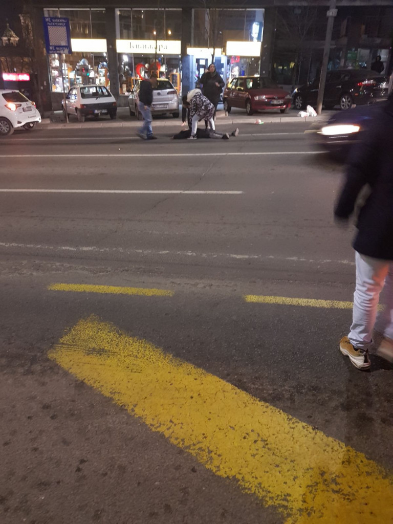 Taksista u Beogradu udario devojku, pa pobegao u nepoznatom pravcu (FOTO)