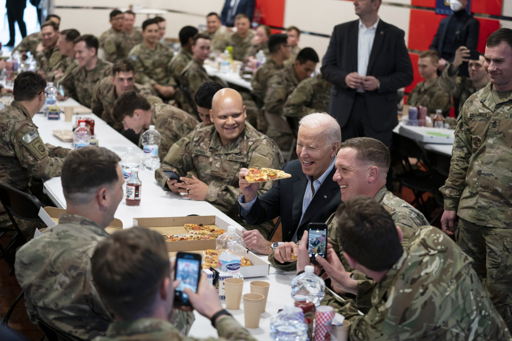 Tražio pasulj, dobio picu: Bajden posetio američku bazu u Poljskoj, ali ...