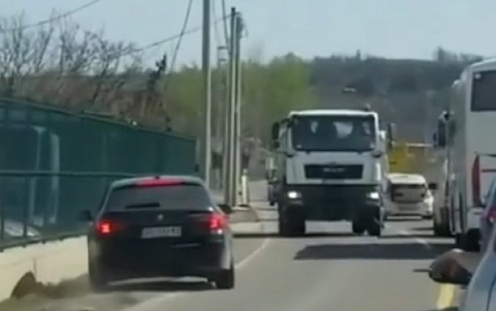Bahata vožnja na auto-putu kod Bubanj potoka: Vozača mrzelo da čeka, pa se odlučio na drzak ...