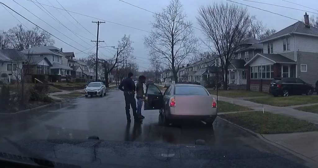 Policajac upucao Afroamerikanca u potiljak dok je ležao na zemlji: Još ...