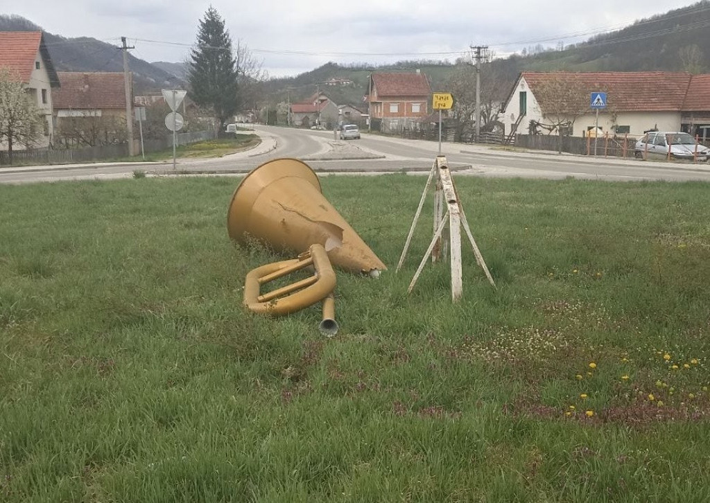 Neviđeni vandalizam! Uništen simbol Guče: Slomljena truba koja je 15 ...
