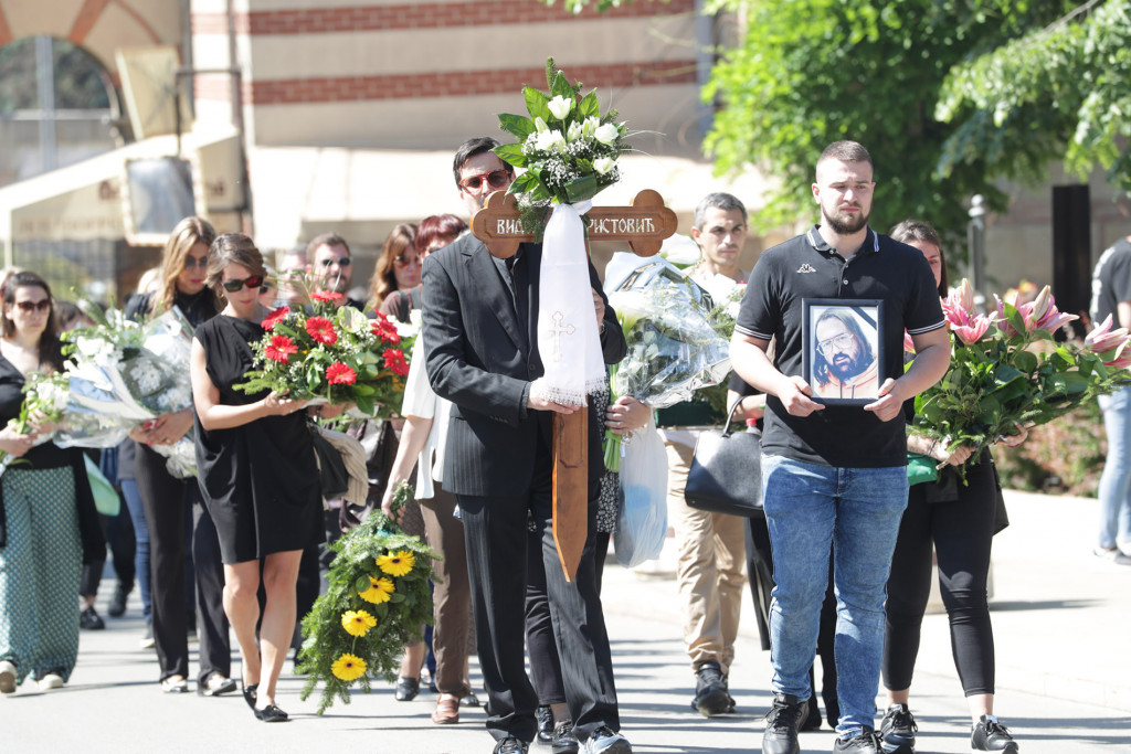 Sahranjen Vidoje Ristović: Nikolina plače i trese se, svekar je drži za ...