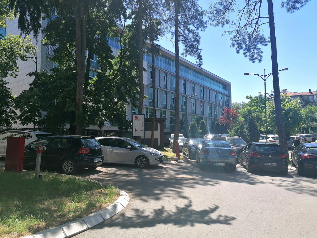 24sedam ispred KBC "Dr Dragiša Mišović": Lažna dojava o postavljenoj ...