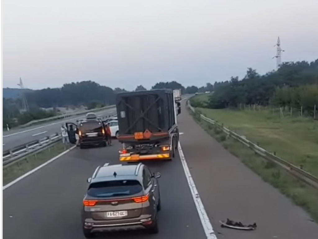 Nesreća na auto-putu Beograd-Niš: Slupana tri vozila! (VIDEO)