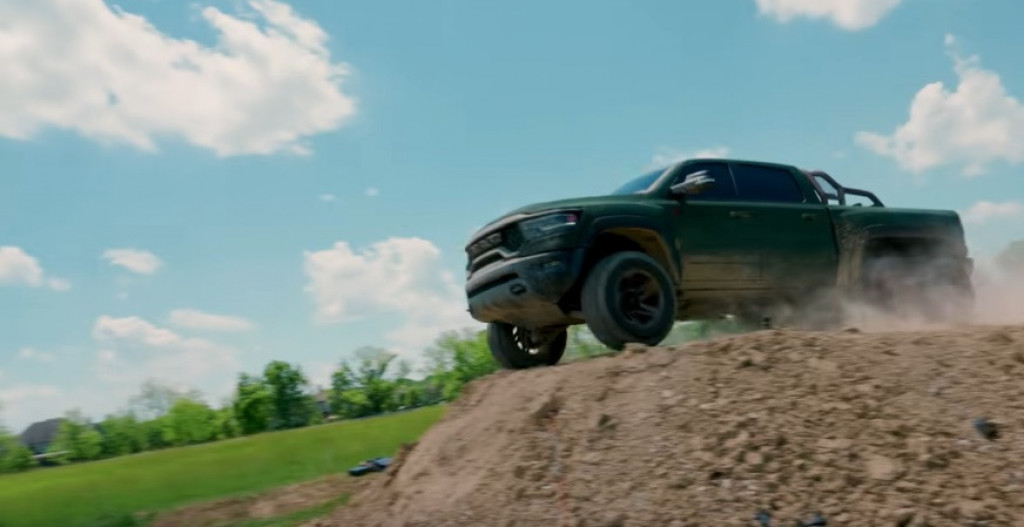 Pogledajte kako su jutjuberi zbog videa uništili terenac vredan 250.000 ...