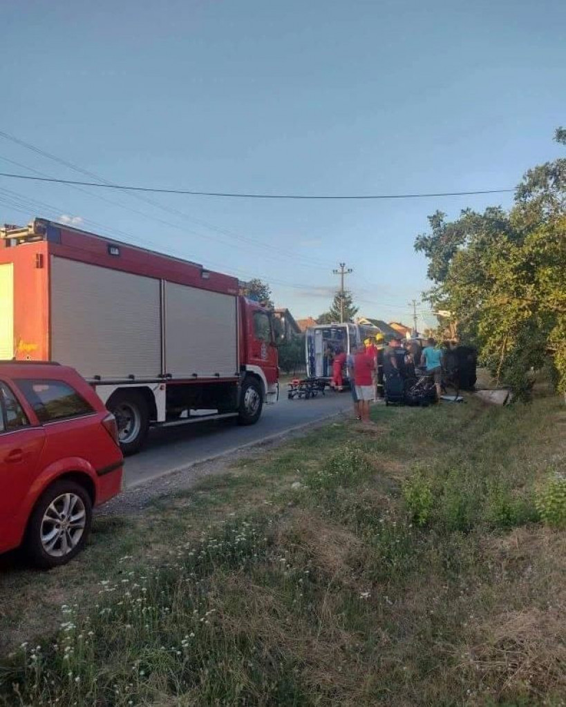 Sleteo sa puta u kanal, prevezen u bolnicu: Udes u Novim Kozarcima kod Kikinde (FOTO)