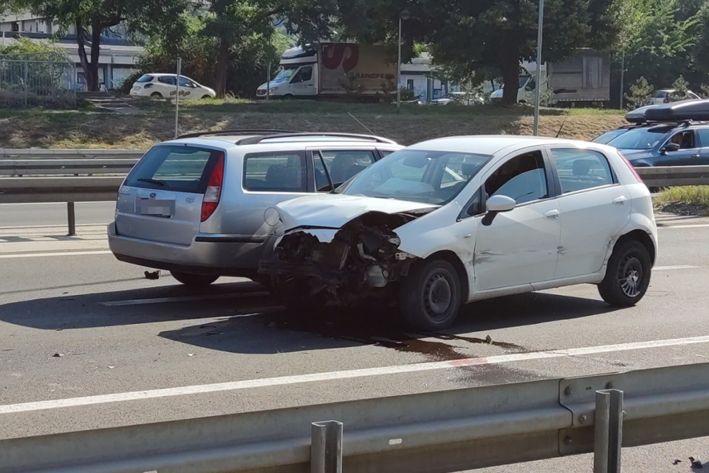 Težak udes kamiona i automobila kod hotela In: Sve stoji na auto-putu (VIDEO)