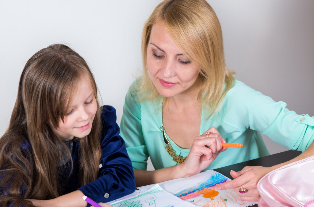 Stručnjaci upozoravaju roditelje! To što sa detetom radite domaći ne utiče na njegov školski uspeh