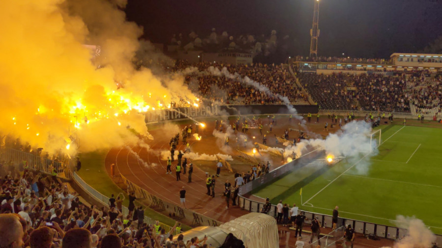 Grobari za početak "zapalili" stadion! Velika bakljada uvertira u derbi ...