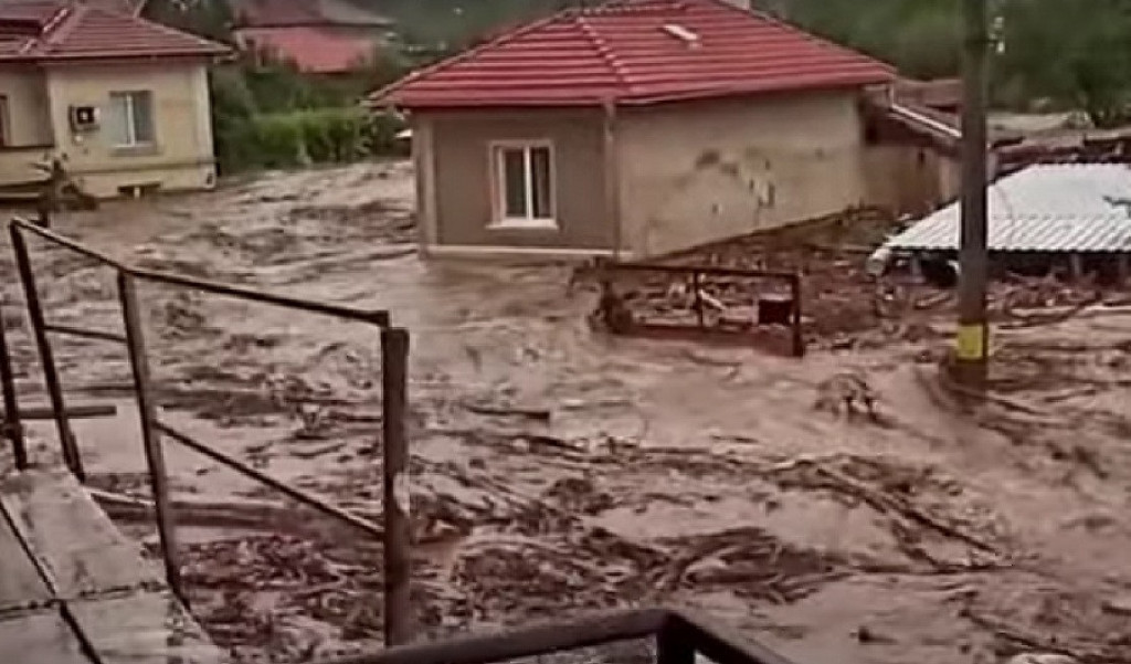 Stravične poplave u Bugarskoj: Reke na ulicama, voda nosi sve pred ...