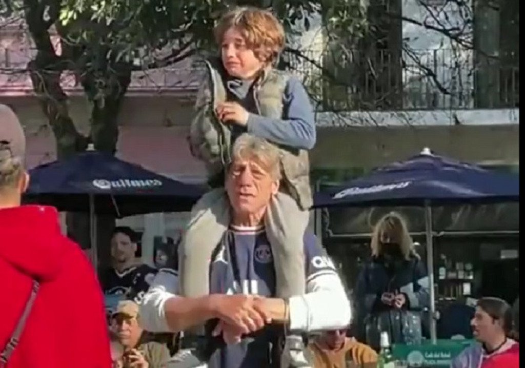 Svi su oduševljeni gestom stranaca: Dečak se izgubio u gomili u ...