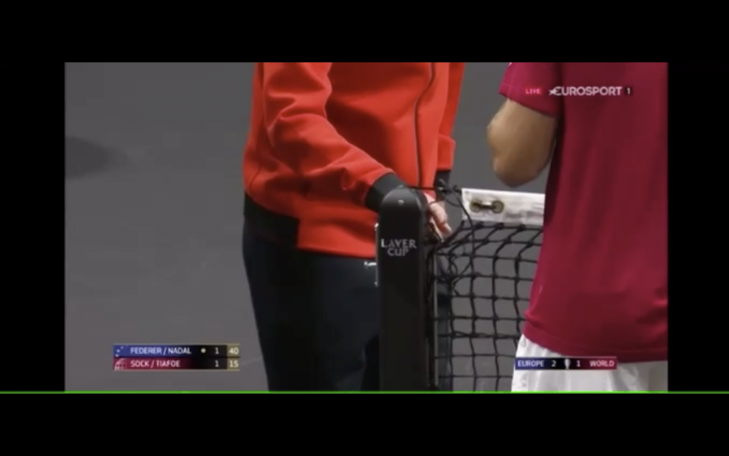 Ma, gde je ova loptica prošla? Novak u čudu ispratio Federerov poen ...