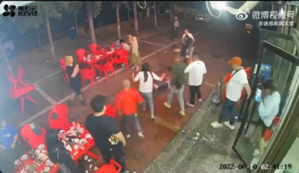 Brutalno pretukao žene nakon što su ga odbile, pa dobio 24 godine zatvora: Snimak iz restorana ...