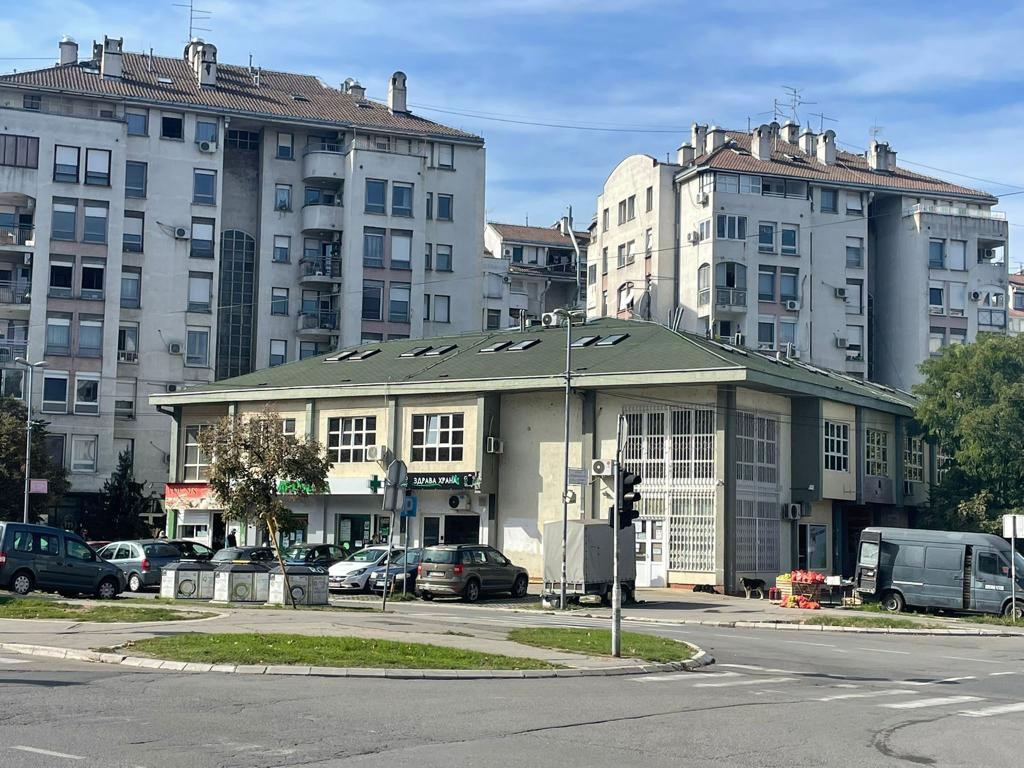 Lažni ekološki aktivista Miroslav Perović nelegalno izgradio tržni ...