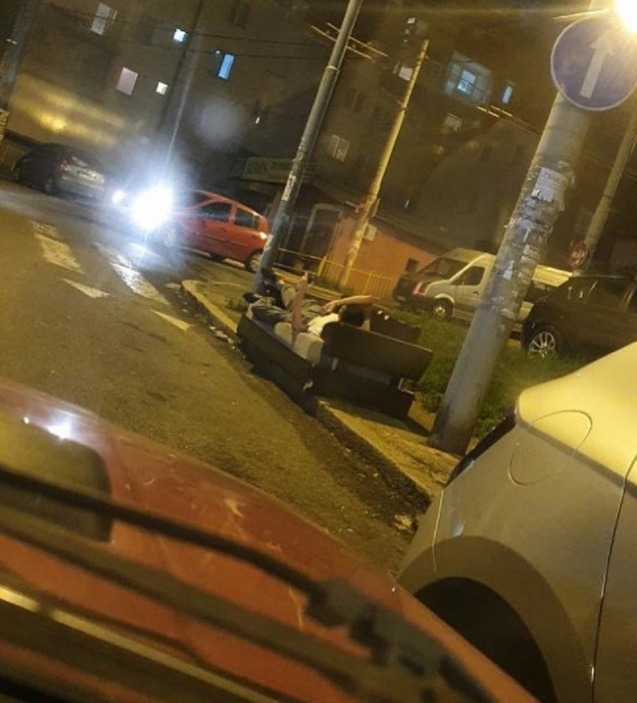 Neobična scena na Zvezdari: Muškarac leži na krevetu na ulici - izbacila ga žena iz kuće? (FOTO)