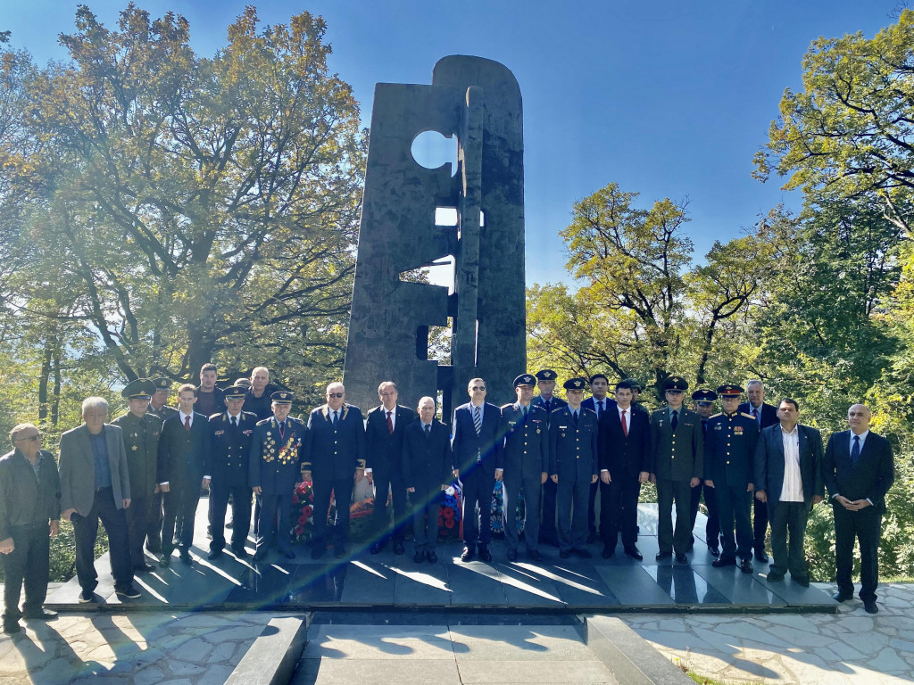 Položeni venci na Spomenik sovjetskim veteranima na Avali