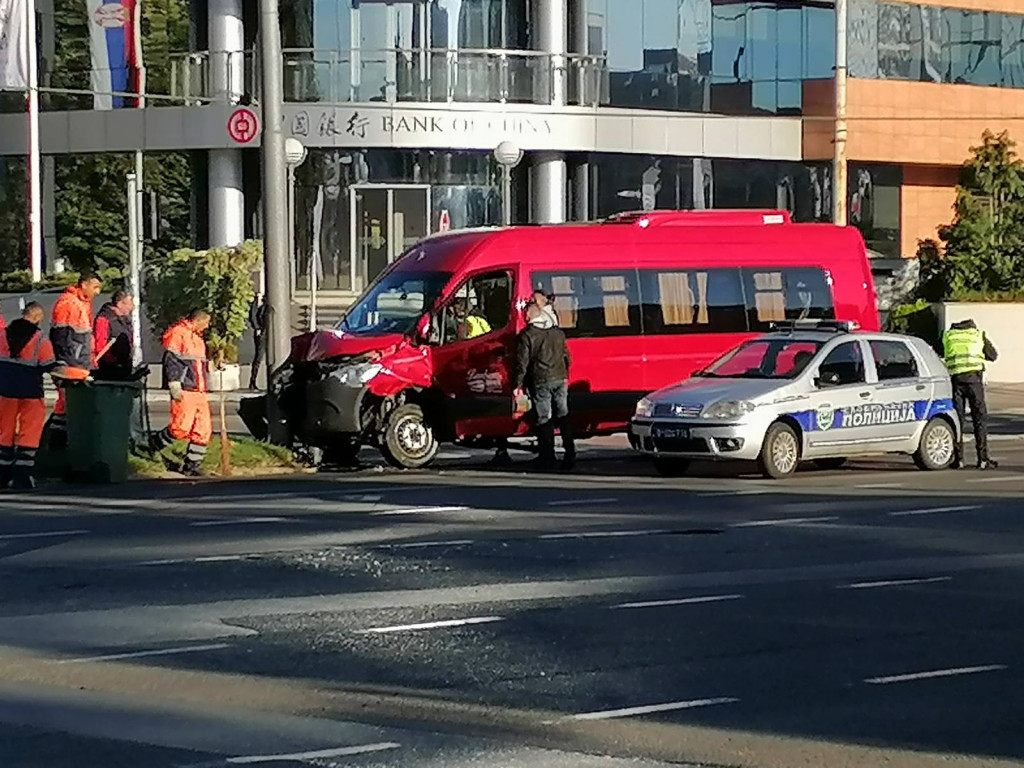 Sudar na Novom Beogradu: Minibus udario u auto, pa se zakucao u banderu - Povređeno više osoba ...