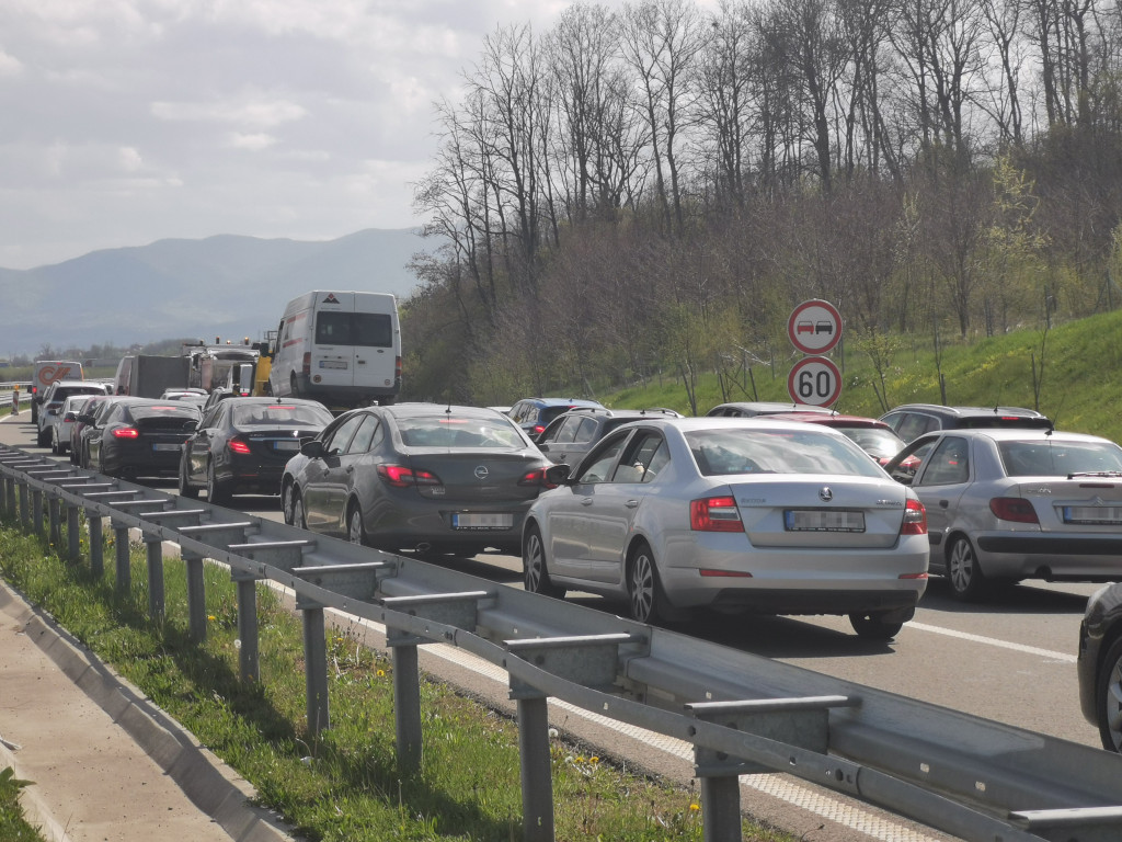 Sudar dva vozila usred tunela Šarani: Saobraćajna nezgoda na auto-putu Miloš Veliki! Stvorene ...