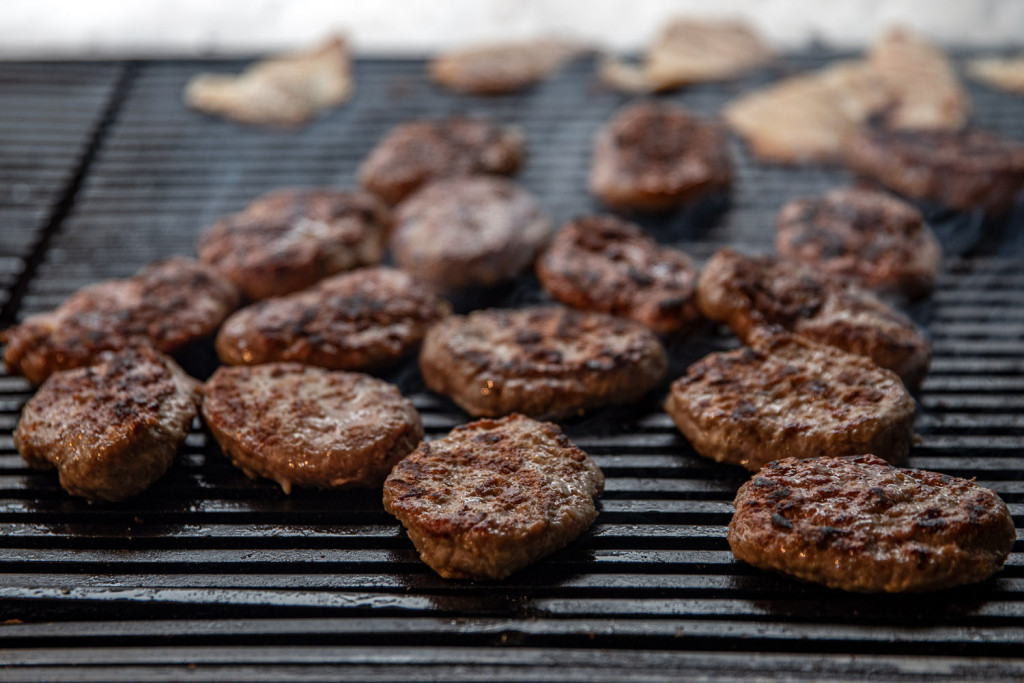 Mali Japanci jeli pljeskavice u čast Dana državnosti Srbije