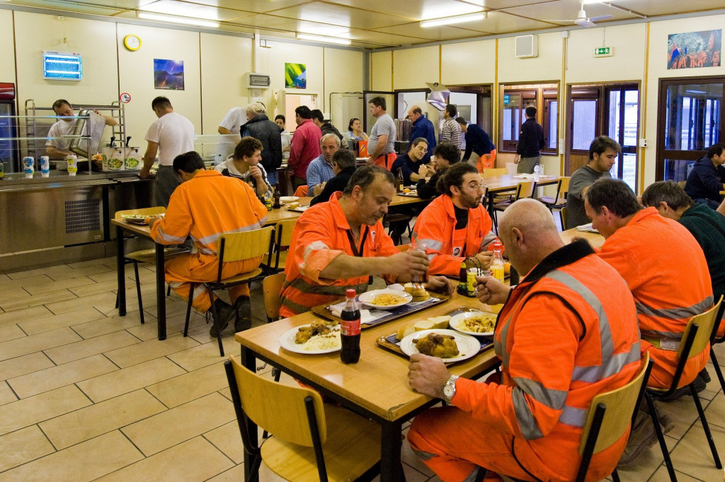 Topli obrok ko dobija i koliko iznosi naknada zaposlenima