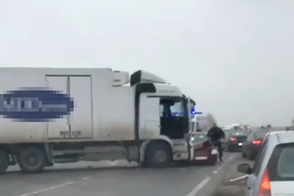 Sudarili se kamion i automobil kod Kaća