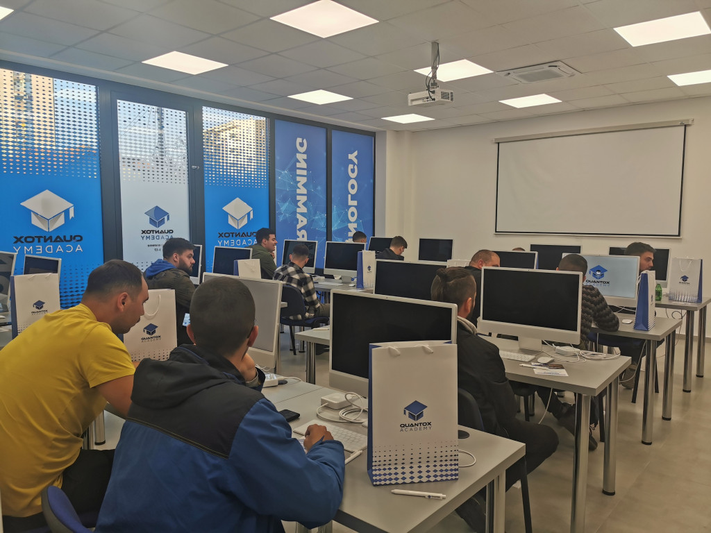 Plate programera 3.000 evra, potrebna IT obuka