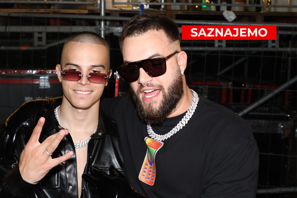 Vojaž i Nući pevaju za Novu godinu ispred Skupštine