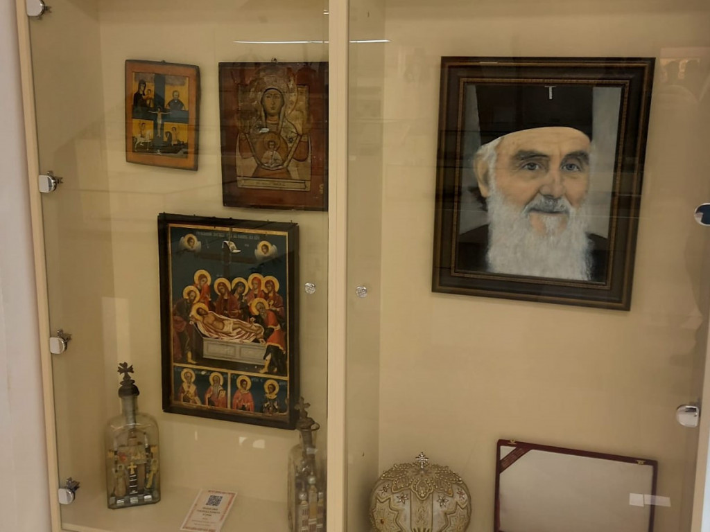 Spomenik visok dva ipo metra sa likom voljenog patrijarha