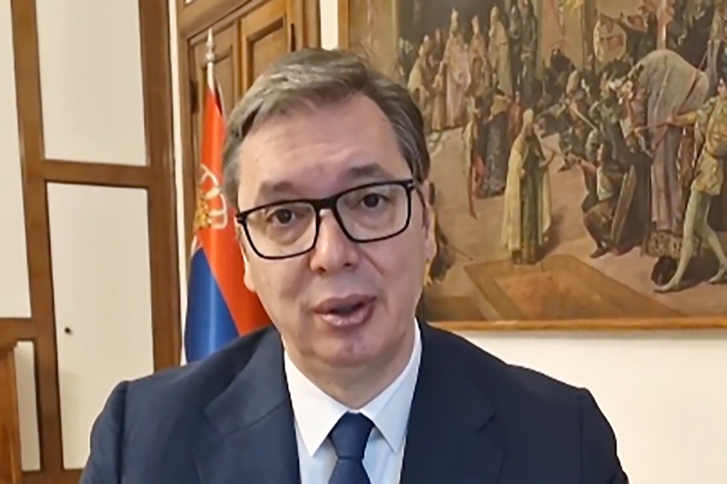 Vučić pokazuje dokumenta vezana za Kosovo